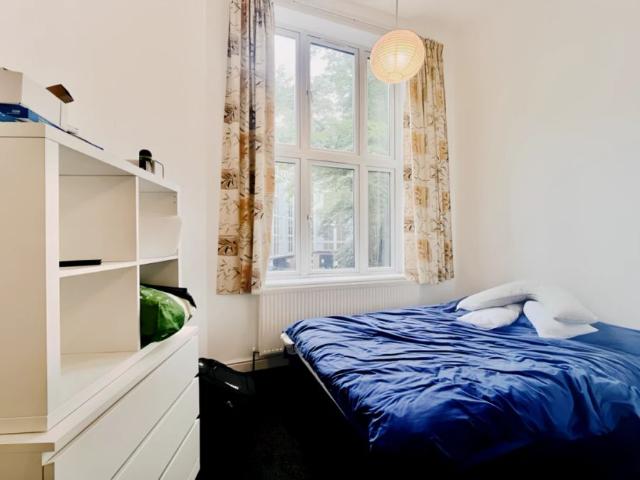Studio, Flat 7, 149