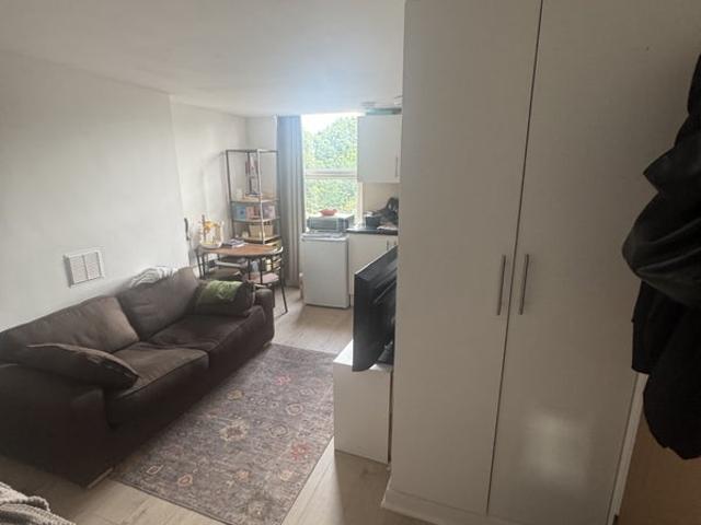 Studio Flat £900 NW2