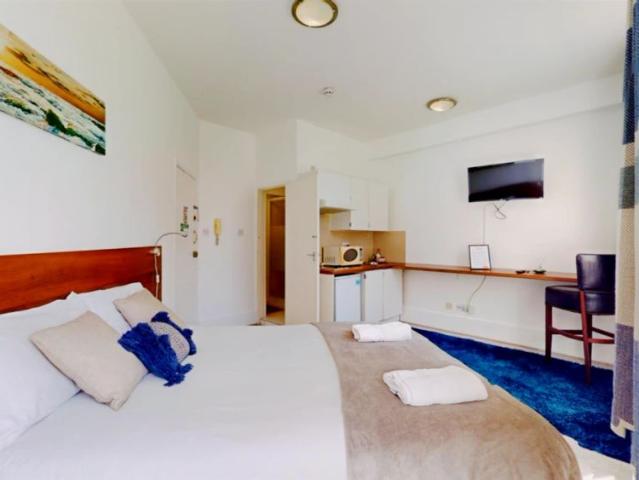 Studio, Flat 9, 4