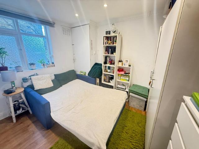 Studio flat 10 mins Fulham Broadway Station!