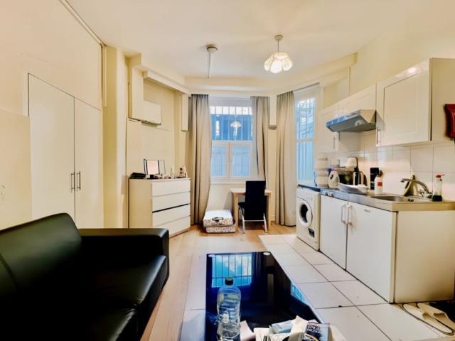 Studio, Flat 19 Cromwell House, 149