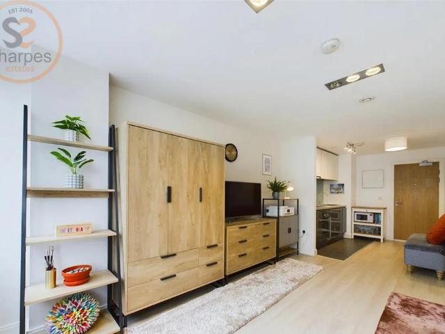 Studio Flat 2, Durham Road, Raynes. Studio to rent £1,595 pcm £368 pw