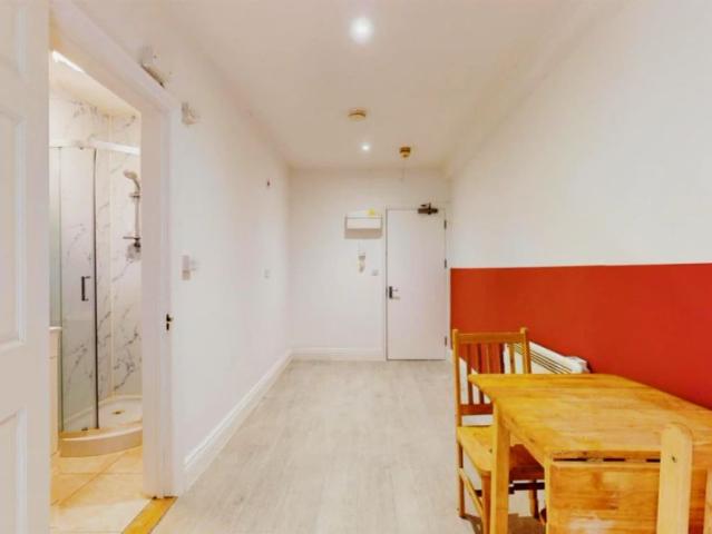Studio, Flat 3A, 66