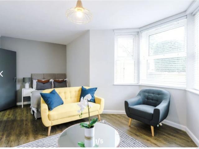 Studio flat tenancy takeover immediate start