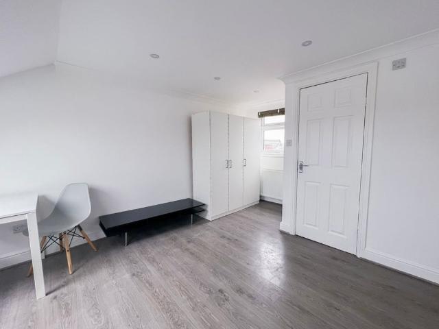 Studio Flat, Thorold Road, IG1