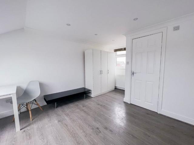 Studio Flat, Thorold Road, IG1