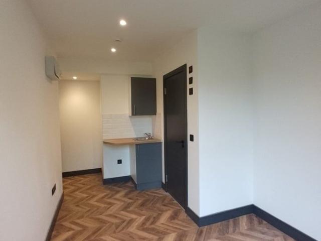 Studio Flat, The Boulevard, SW17