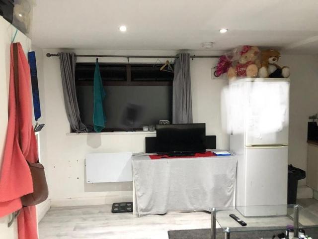 Studio Flat, The Burroughs, NW4