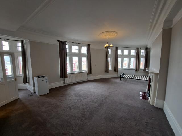 Studio Flat – The Salisbury Hotel, Grand Parade, London N4