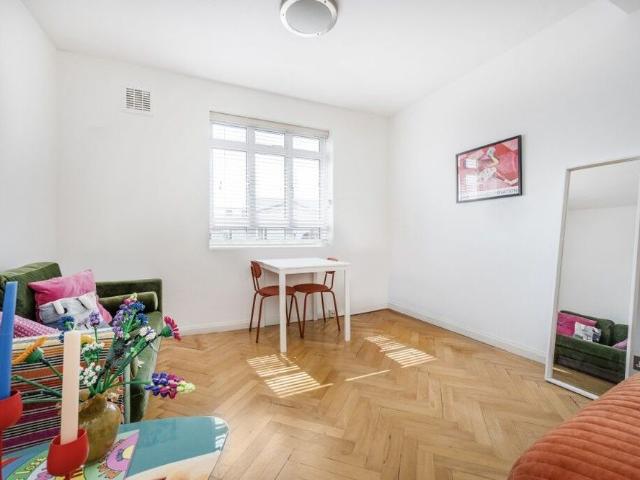 Studio Flat To Let
