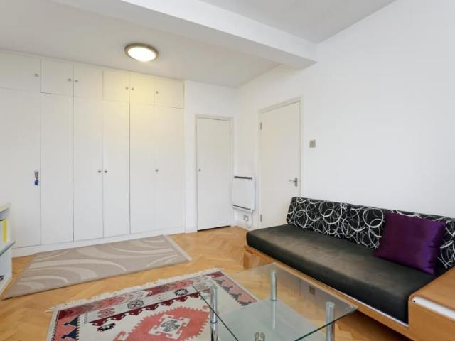 Studio Flat To Let