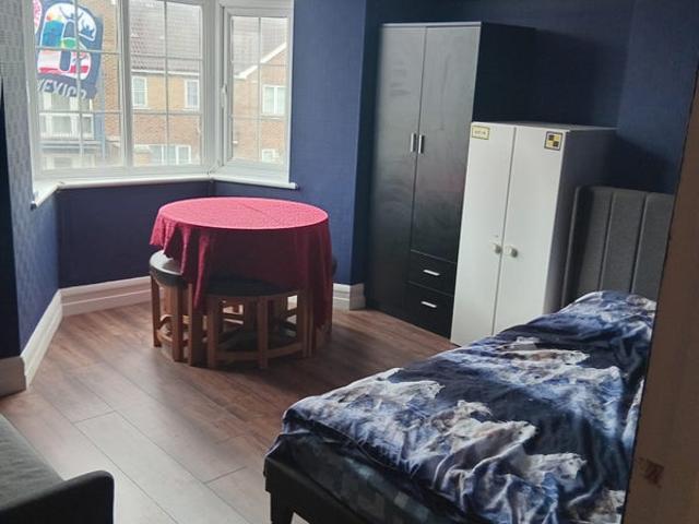 Studio Flat to Let – Edmonton N9 9BB