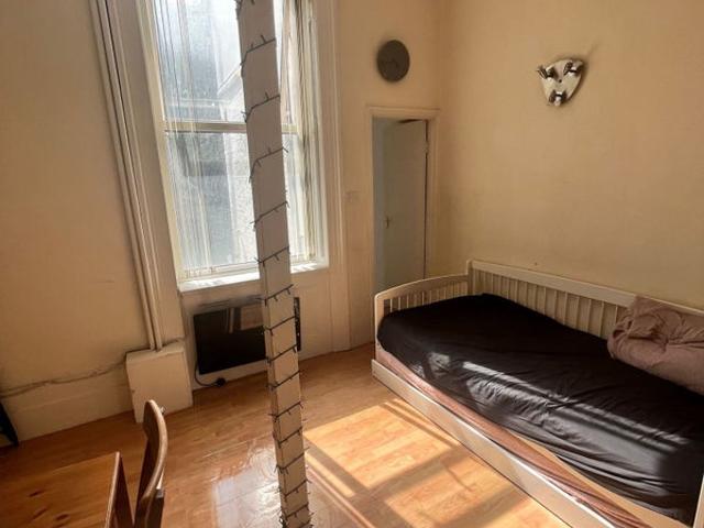 Studio flat to let in Bayswater