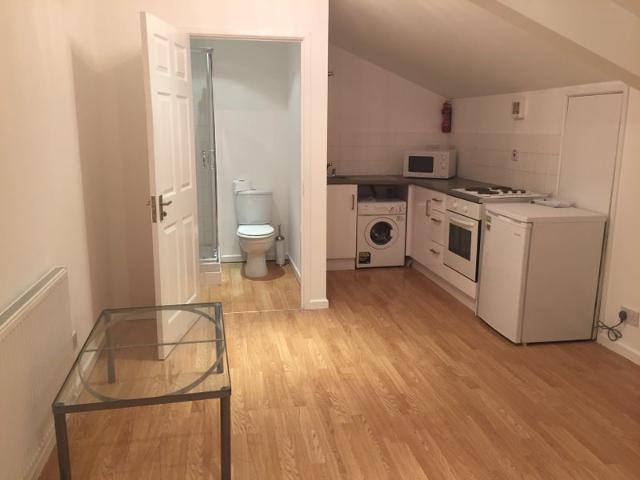 Studio Flat to let in Merton Bills Included