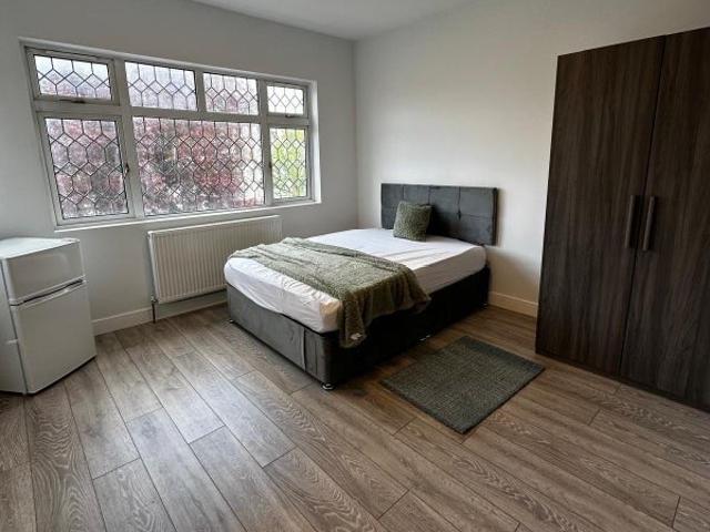 Studio Flat to Let in Neasden