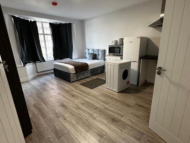 Studio Flat to Let in Neasden