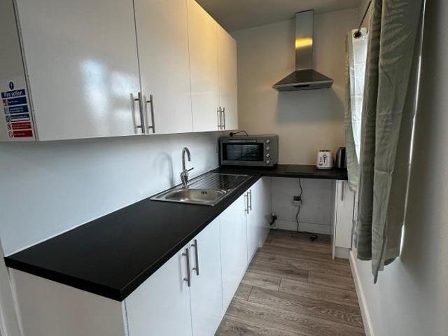 Studio Flat to Let in Neasden