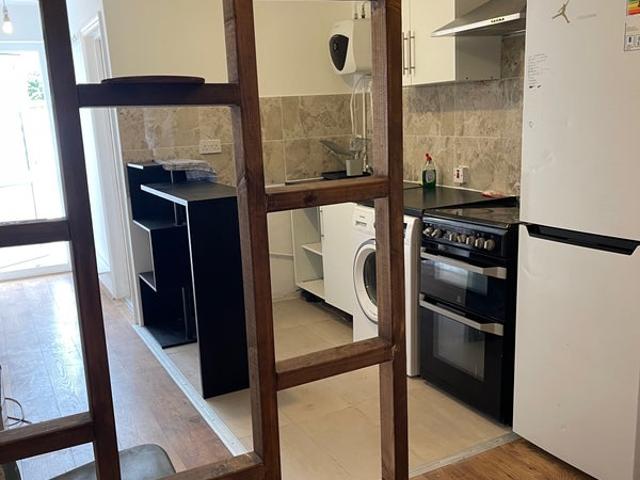 Studio Flat to Let in Walthamstow Central