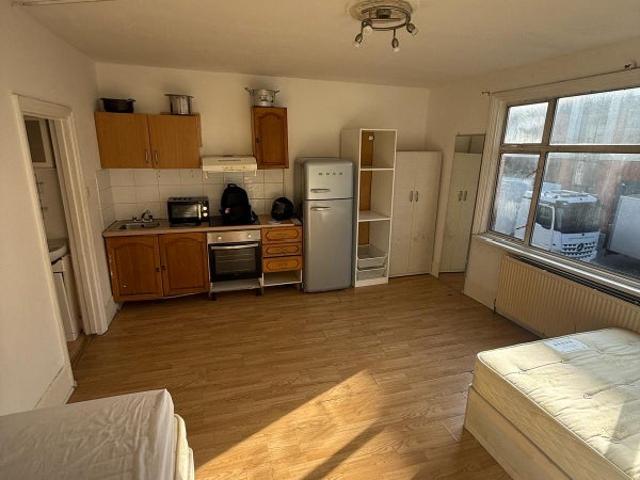 Studio Flat to Let in Willesden Green