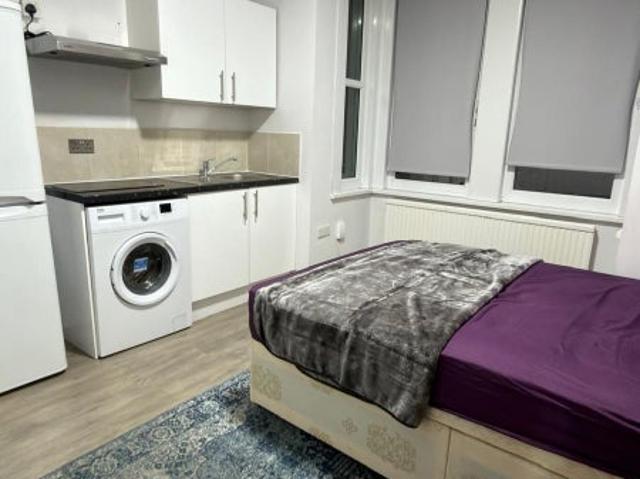 Studio Flat to Let in Willesden Green