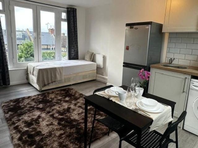 ✨ Studio Flat to Let in Willesden Junction