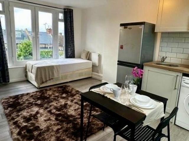✨ Studio Flat to Let in Willesden Junction