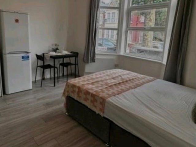 ✨ Studio Flat to Let in Willesden Junction