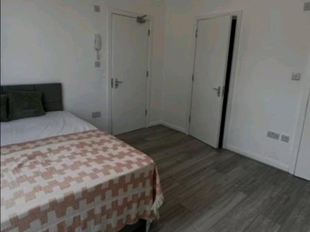 ✨ Studio Flat to Let in Willesden Junction