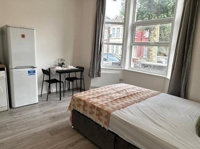 ✨ Studio Flat to Let in Willesden Junction