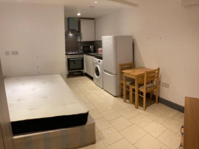 ✨ Studio Flat to Let in Willesden