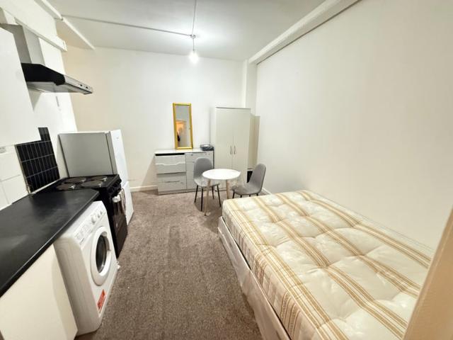 Studio Flat To Let in Tooting Broadway SW17