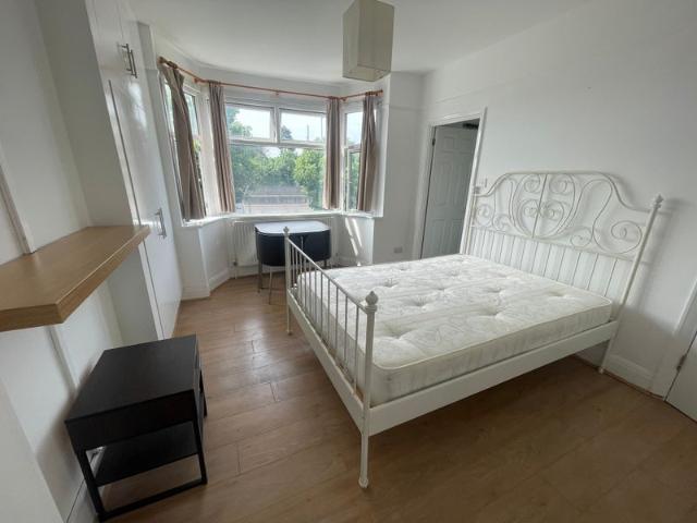 Studio Flat to Rent North Circular N13