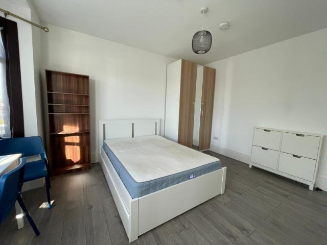 Studio Flat to Rent in North Circular N13