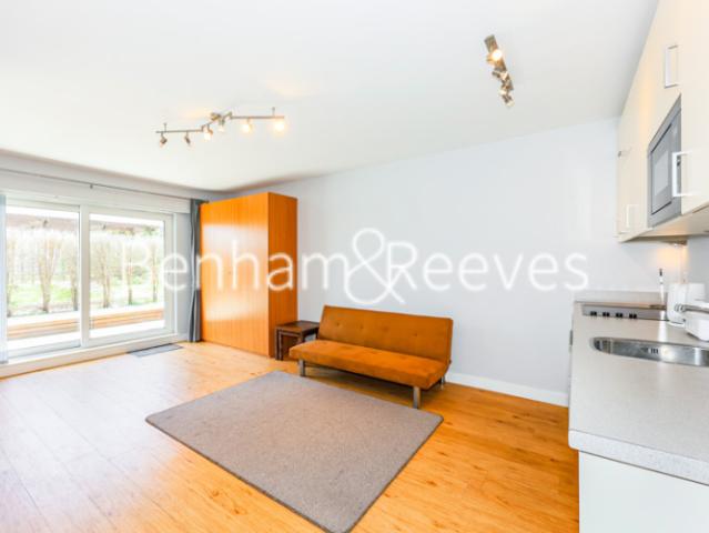 Studio flat to rent in Boulevard Drive, Beaufort Park, NW9, London
