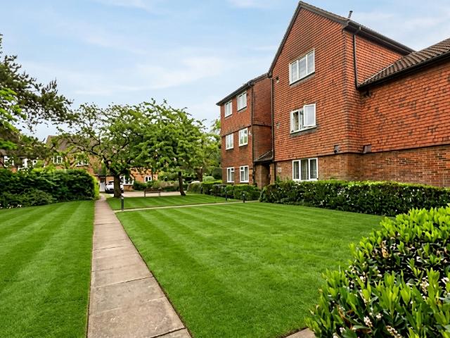 Studio flat to rent in Brendon Close, Harlington, Hayes