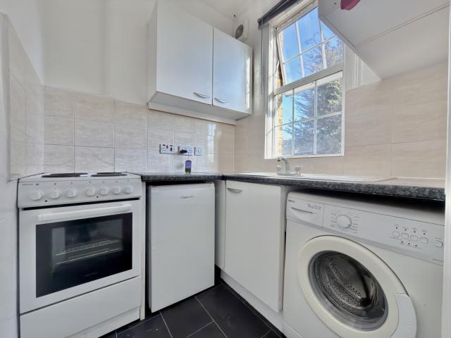 STUDIO FLAT TO RENT IN CAITHNESS ROAD, MITCHAM, CR4