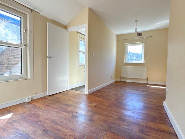 Studio flat to rent in Conway Road, London