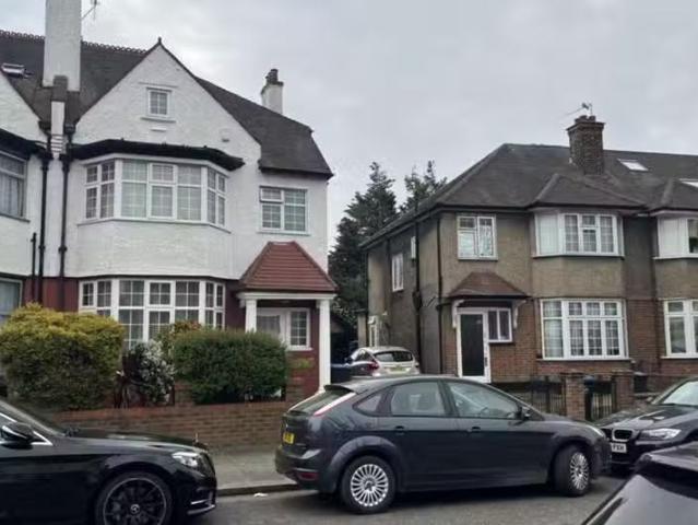 Studio flat to rent in Dollis Hill, NW2
