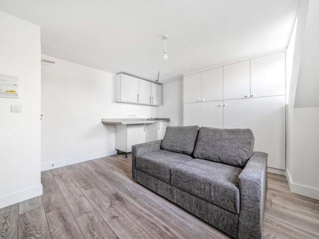 Studio Flat to Rent in Gilmore Road, London SE13