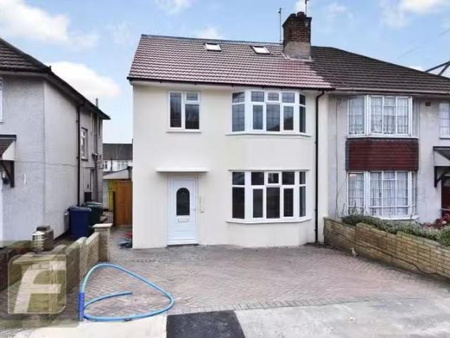 Studio flat to rent in Layfield Road