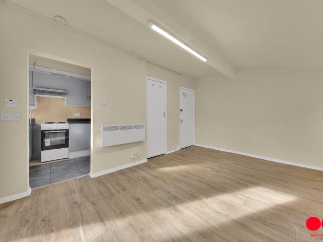 Studio flat to rent in Lea Bridge Road, Leyton