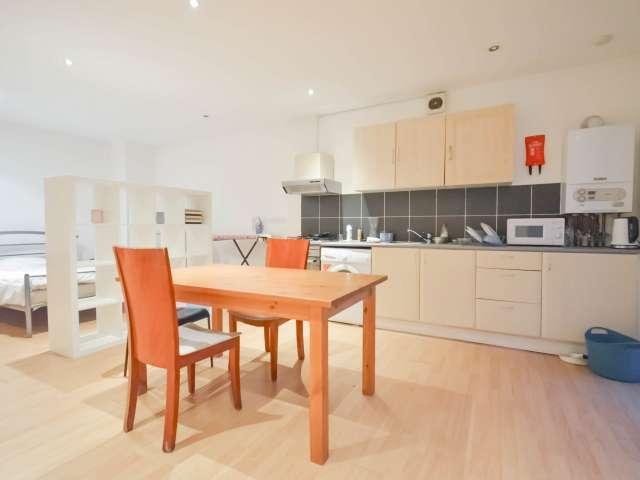 Studio flat to rent in Limehouse, London