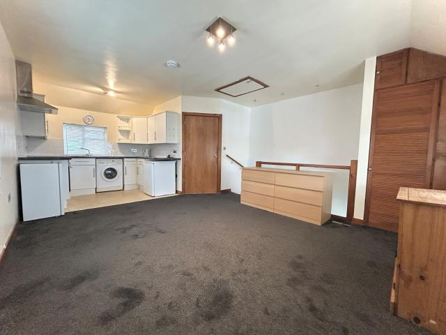 Studio flat to rent in Sutton, SM1