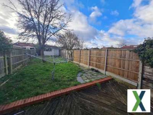 STUDIO FLAT TO RENT in Swan Close, Feltham TW13 6PA