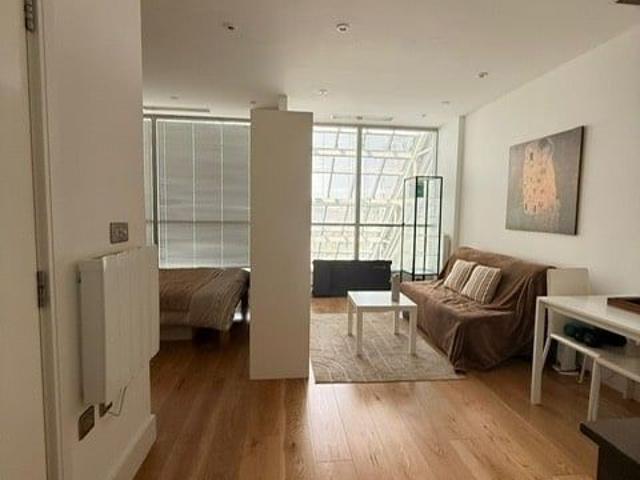 Studio Flat, Trinity Square, TW3