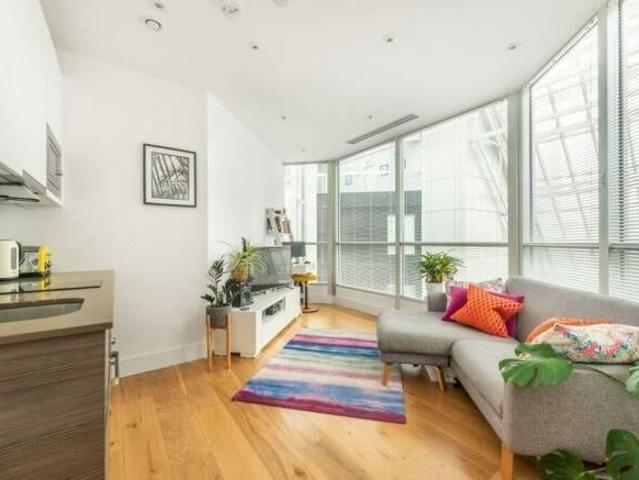 Studio Flat, Trinity Square, TW3