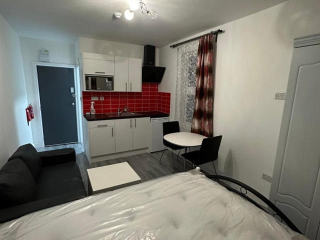 Studio Flat/ Turnpike Lane / all bills included