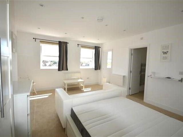 Studio Flat, Uxbridge Road, W12