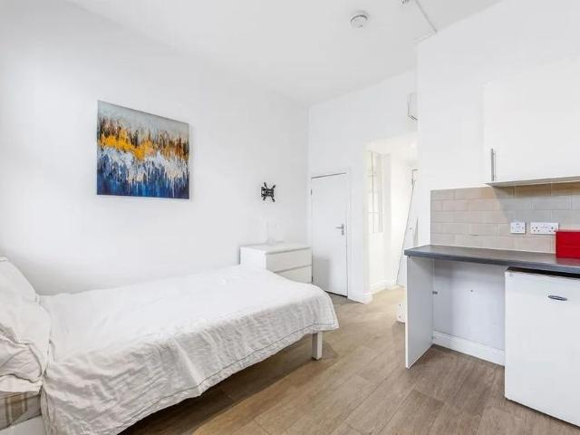 Studio Flat, Very Near Warwick Road Area, SW5