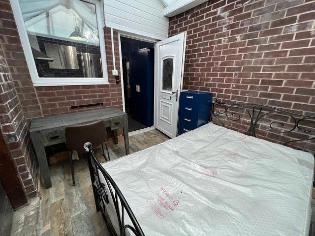 Studio Flat, Victoria Park, M14